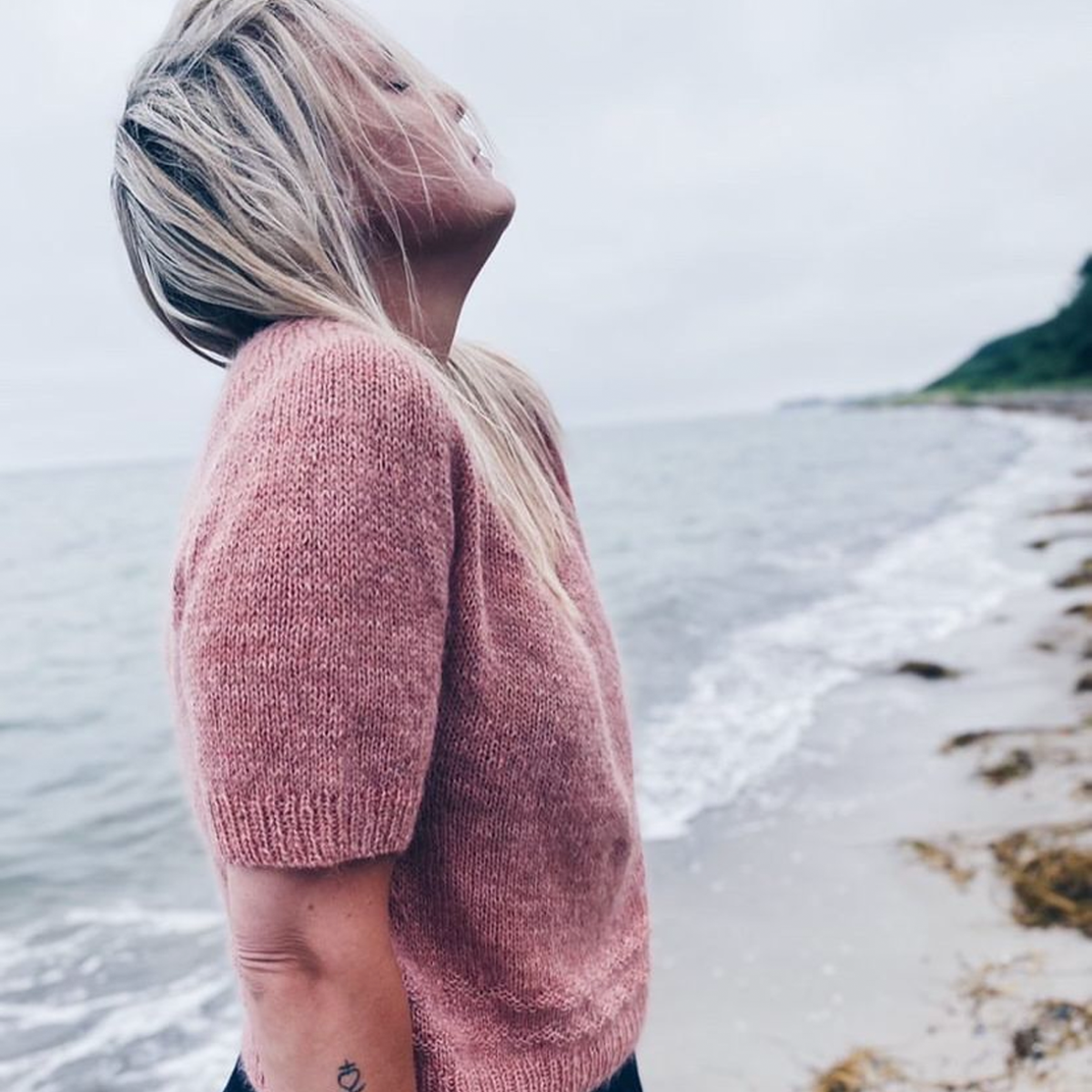 Cherry Blossom Tee | Dansk Strikkeopskrift af Hanne Rimmen